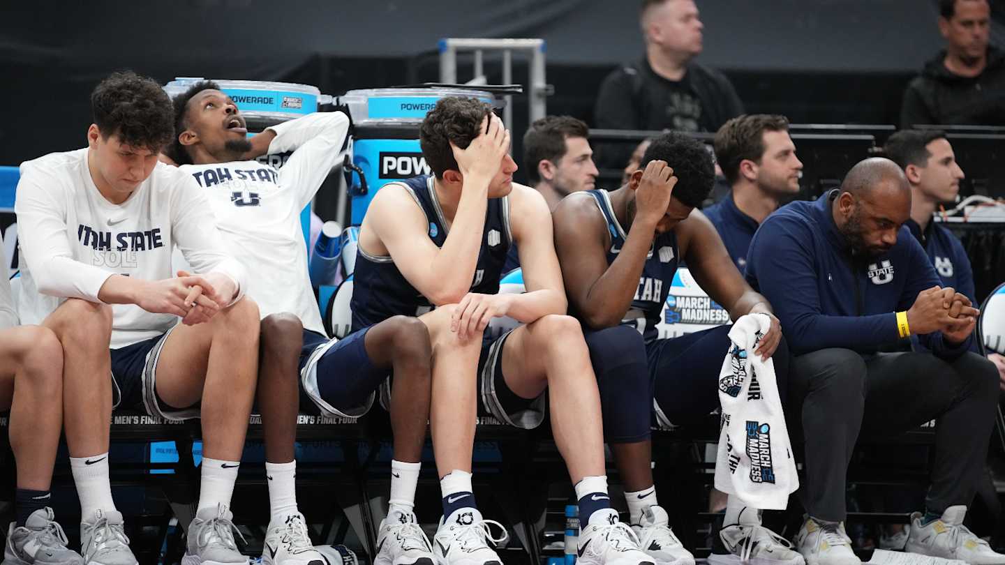 College Basketball World Reacts to Utah State Cheerleader Shown Crying ...