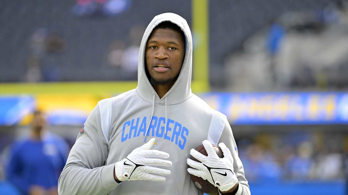 Chargers News: TE Donald Parharm Re-Signs With LA - Sports Illustrated ...