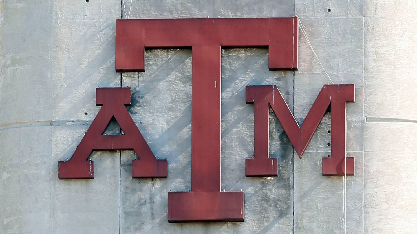 Texas A&M Cross Country Runner Suspended for Streaking at Baseball Game ...