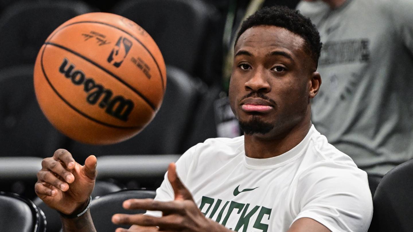 Bucks’ Thanasis Antetokounmpo Ejected for Ridiculous Foul Late in ...