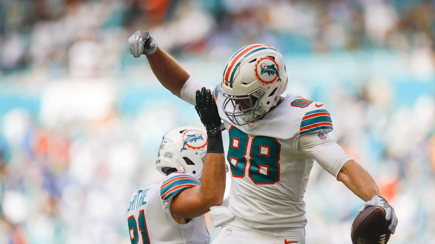 Miami Dolphins TE Durham Smythe Still Giving Good Friend Mike Gesicki ...