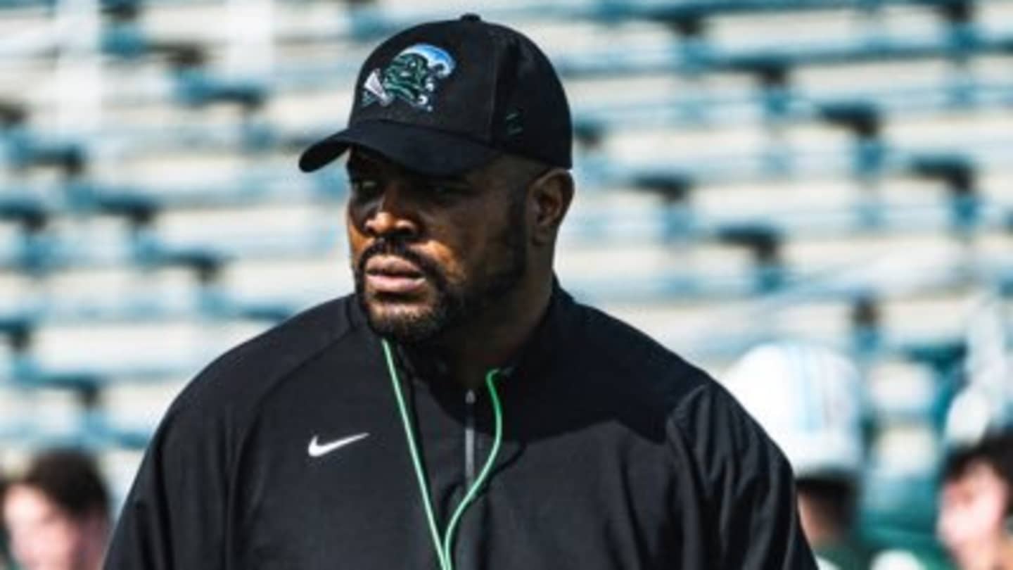 South Carolina Football Officially Introduces Travian Robertson ...