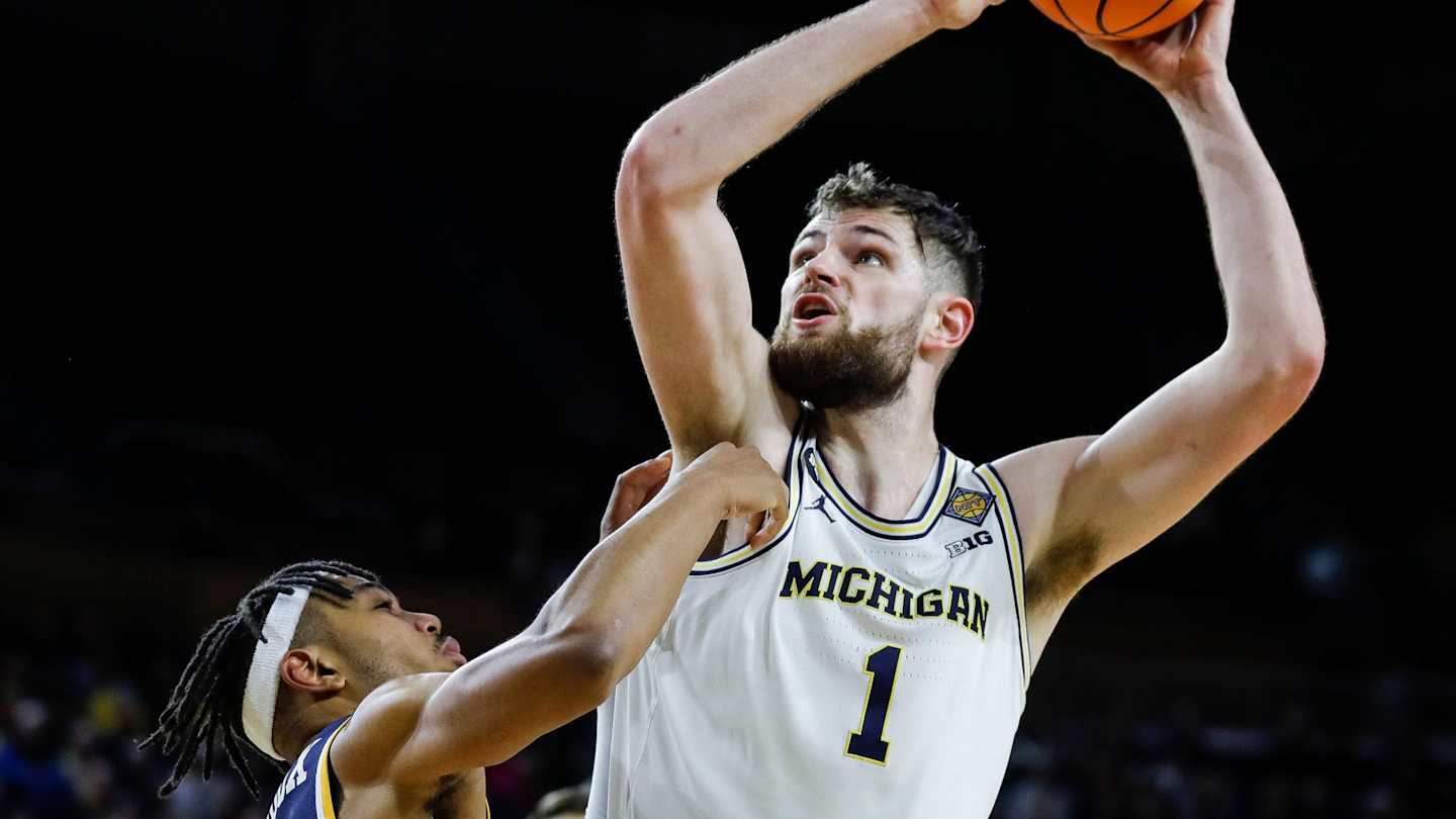 Hunter Dickinson Commits to Kansas Jayhawks - Blue Wings Rising