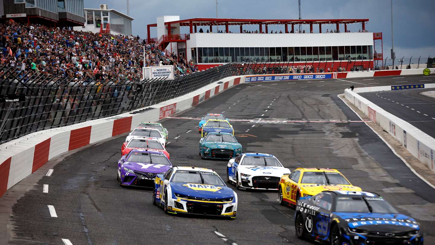 Suárez, Buescher win heat races, earn front-row spots for NASCAR All ...
