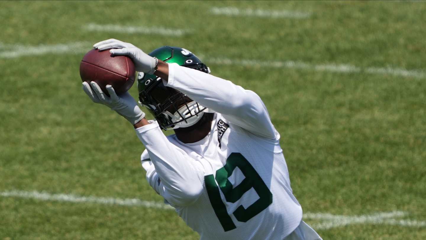 Receiver Rejoins Jets' Active Roster, Takes Injured Vera-Tucker's Spot ...