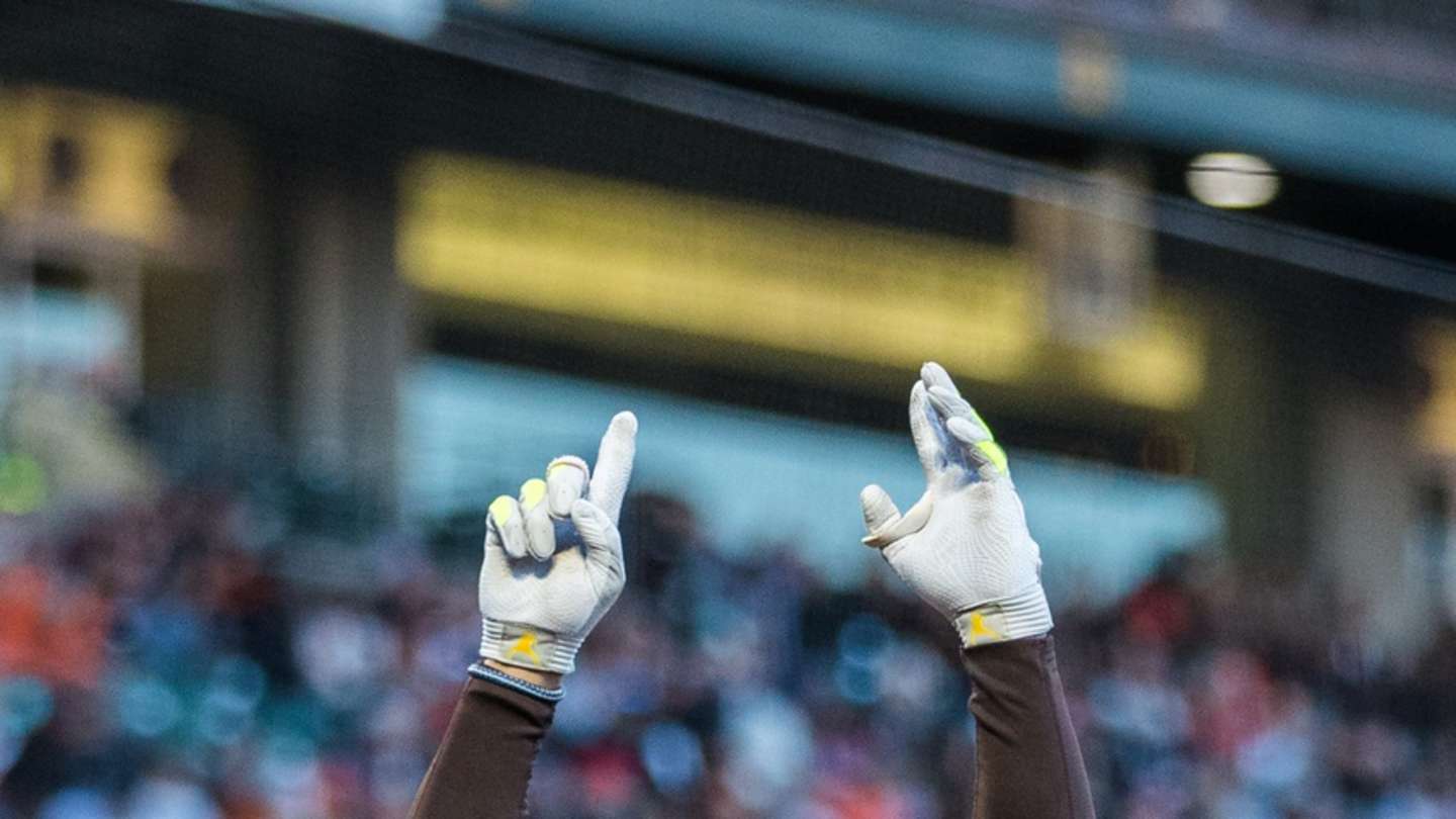 Padres Notes: Giants Keep Flame Going, Iglesias on his way out, Dahl ...