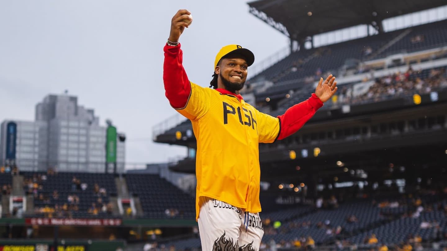 Pitt Panthers S Damar Hamlin Throws First Pitch At Pirates Game ...