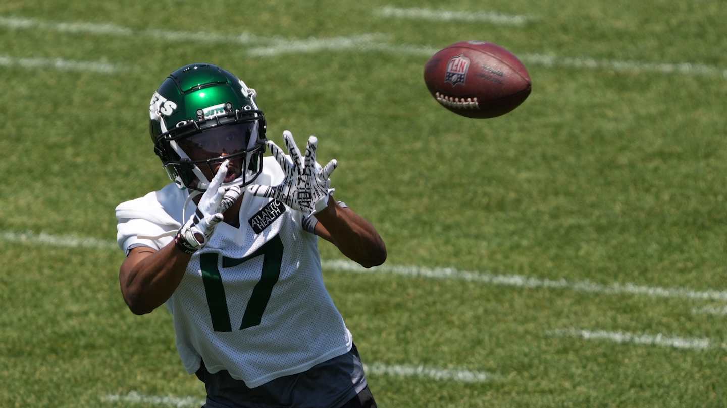 Aaron Rodgers's Welcome Gift from the Jets - Sports Illustrated New ...