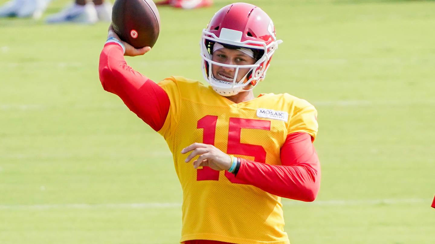Chiefs Share Incredible Slo-Mo Video of Patrick Mahomes’s Latest Behind ...