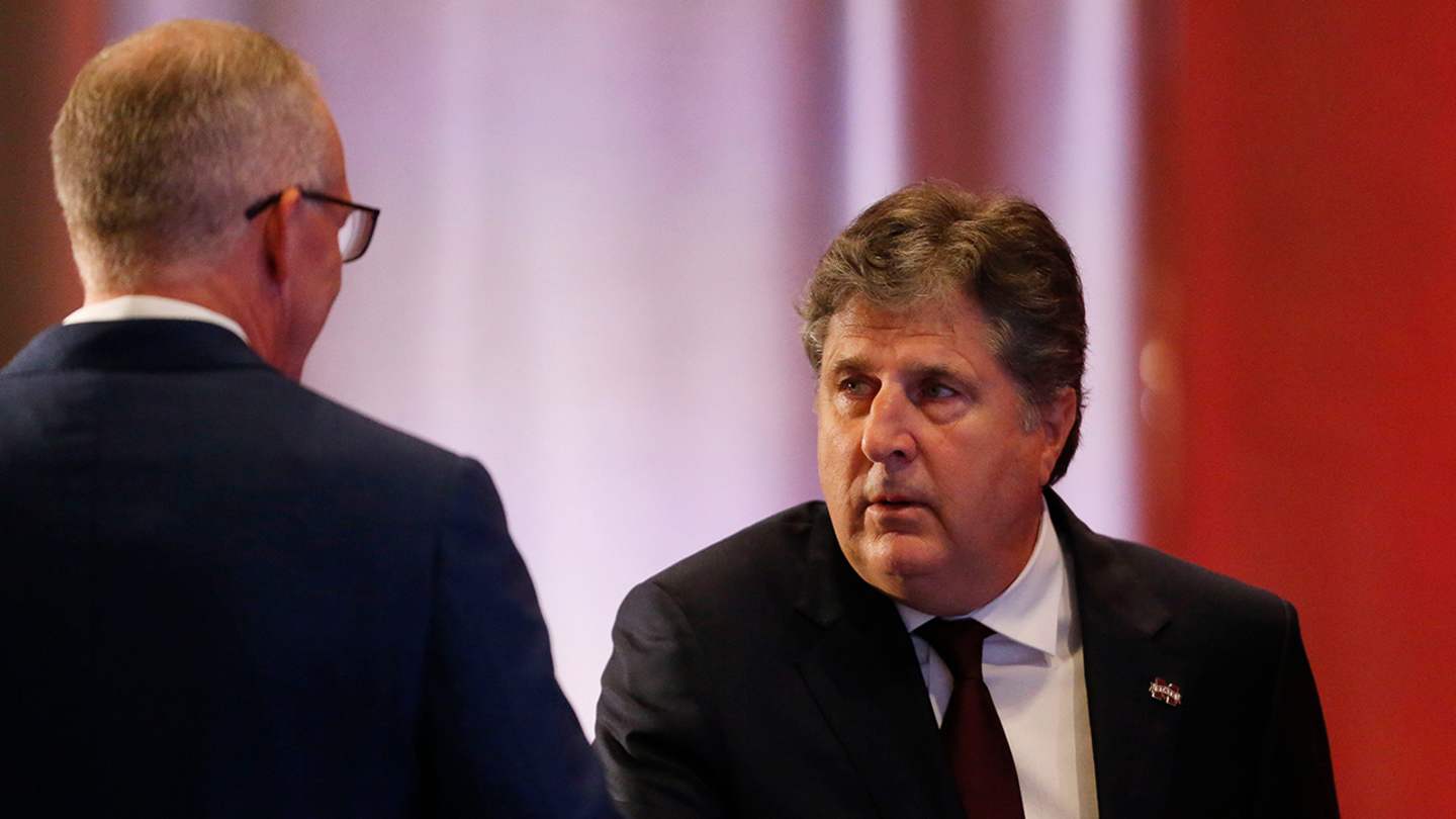 SEC Commissioner Greg Sankey Honors Mike Leach at Conference’s Media ...