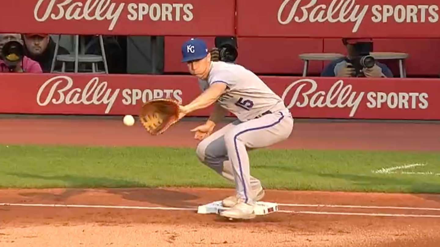 Royals’ Matt Duffy Gets Charged With Brutal Error on Glove Malfunction ...