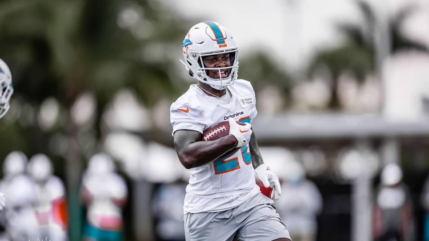 De'Von Achane's Shoulder Injury Could Carry over to the Miami Dolphins ...
