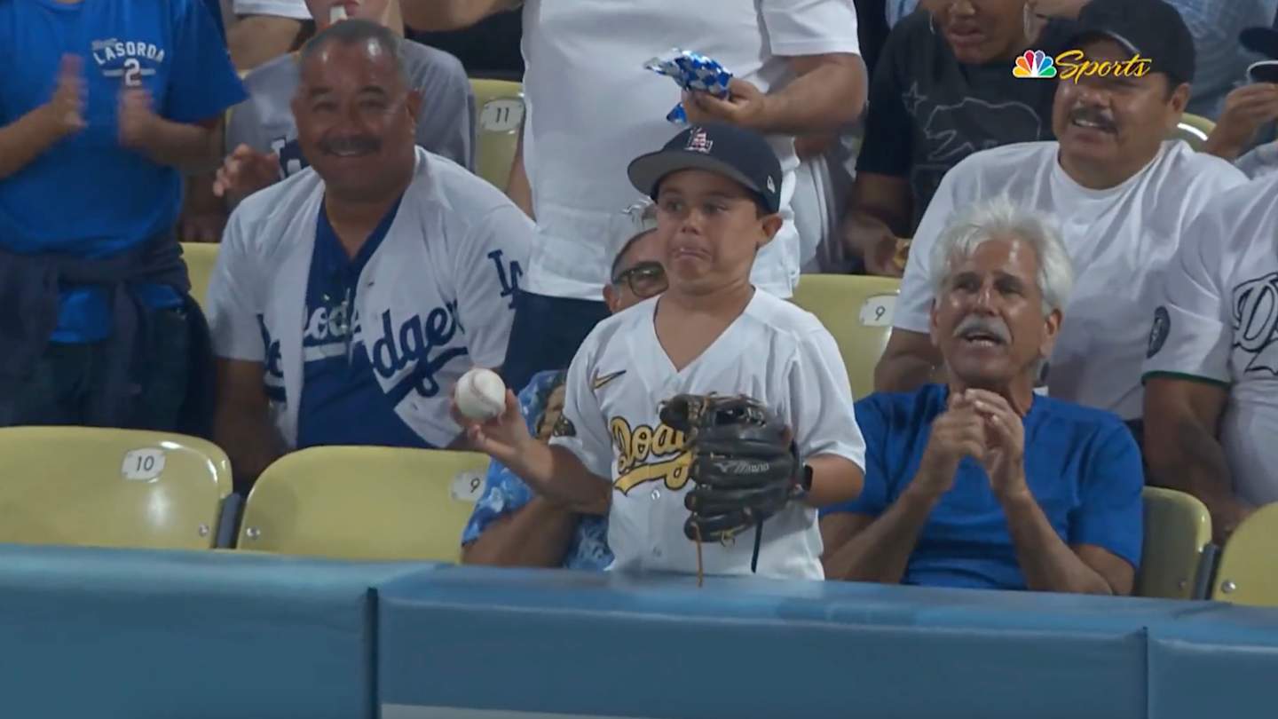 Dodgers fan has hilarious reaction to interfering with live ball (video ...