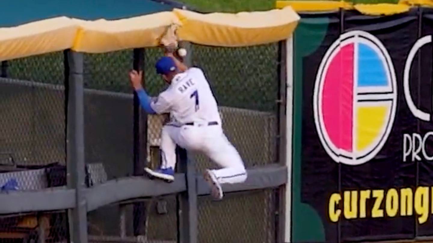 Royals prospect John Rave makes juggling catch (video) - Sports Illustrated