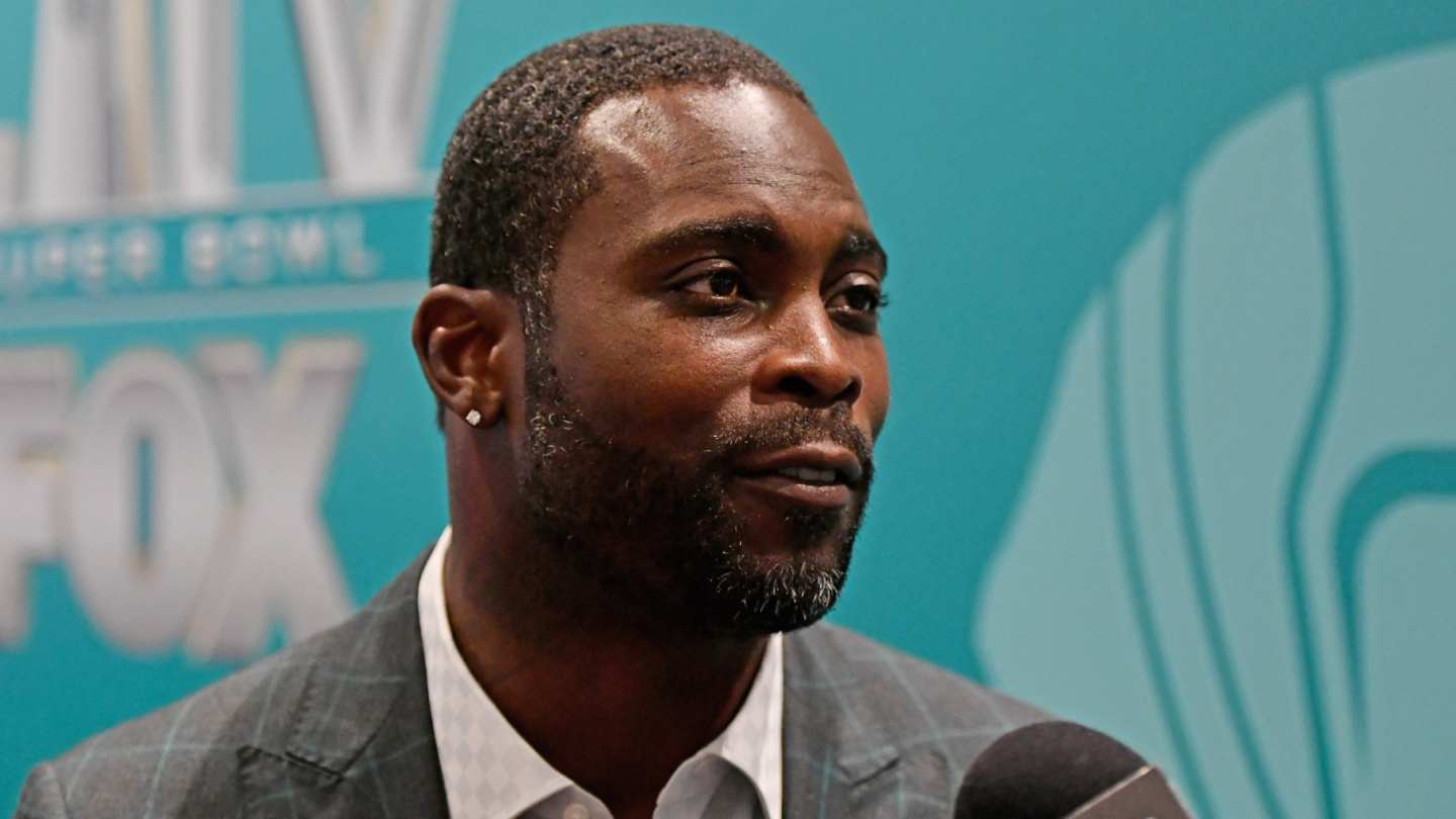 Former NFL Star Michael Vick Lands New Job With Athlete Management Firm ...