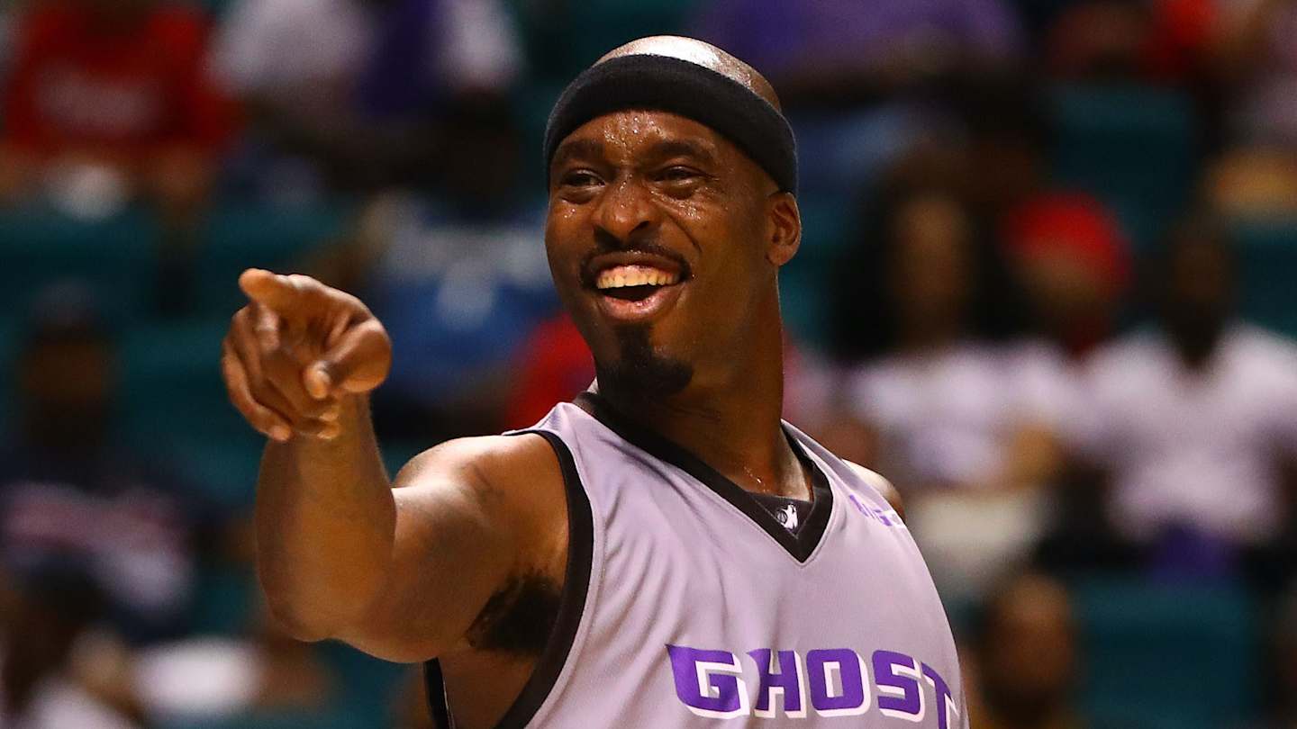 Ricky Davis Shooting Star for Iowa Basketball - Sports Illustrated Iowa ...