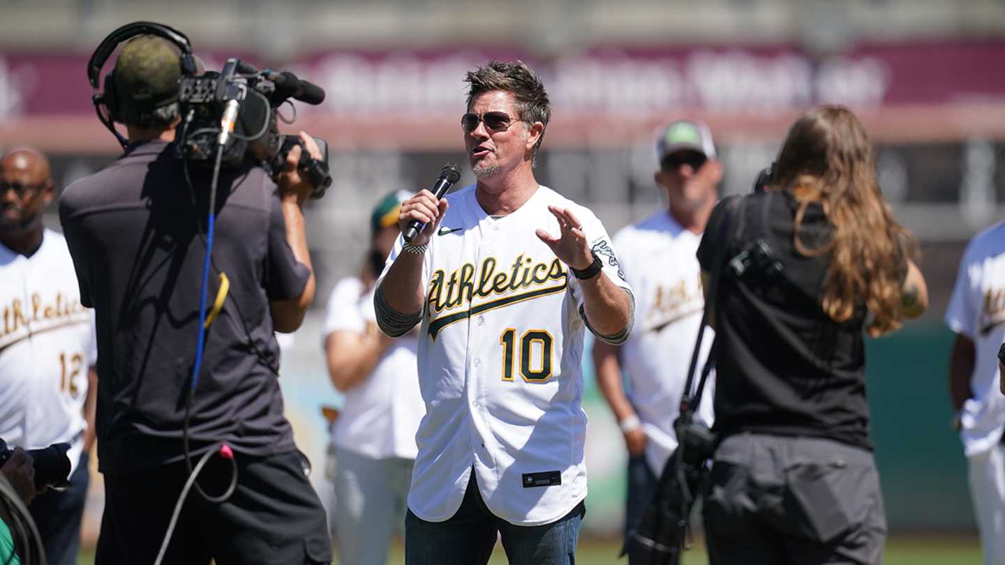 Scott Hatteberg Explains Giving Wrong Bat to Hall of Fame in 2002 ...