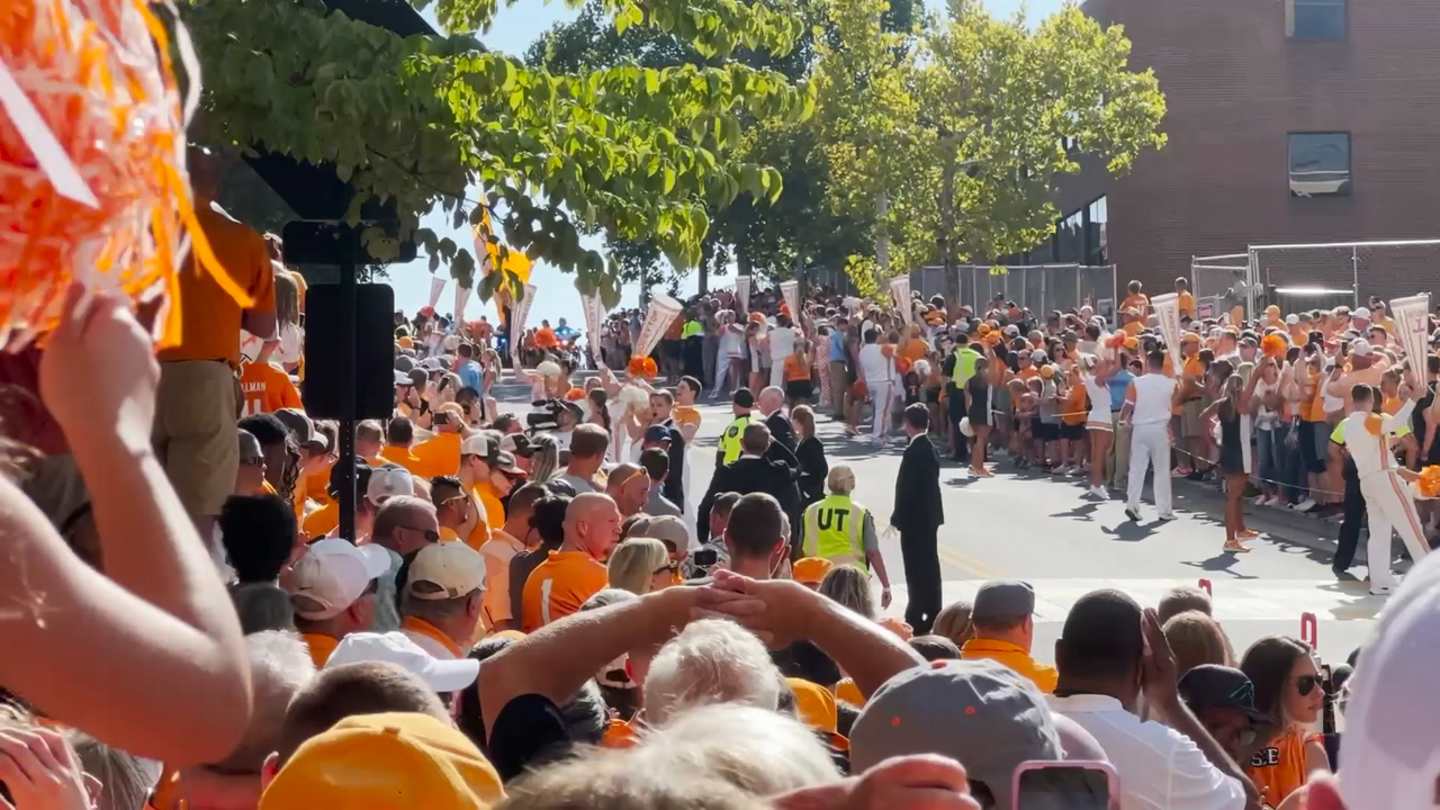 Watch: Tennessee Vols Take Part in First Vol Walk of 2022 at Neyland ...
