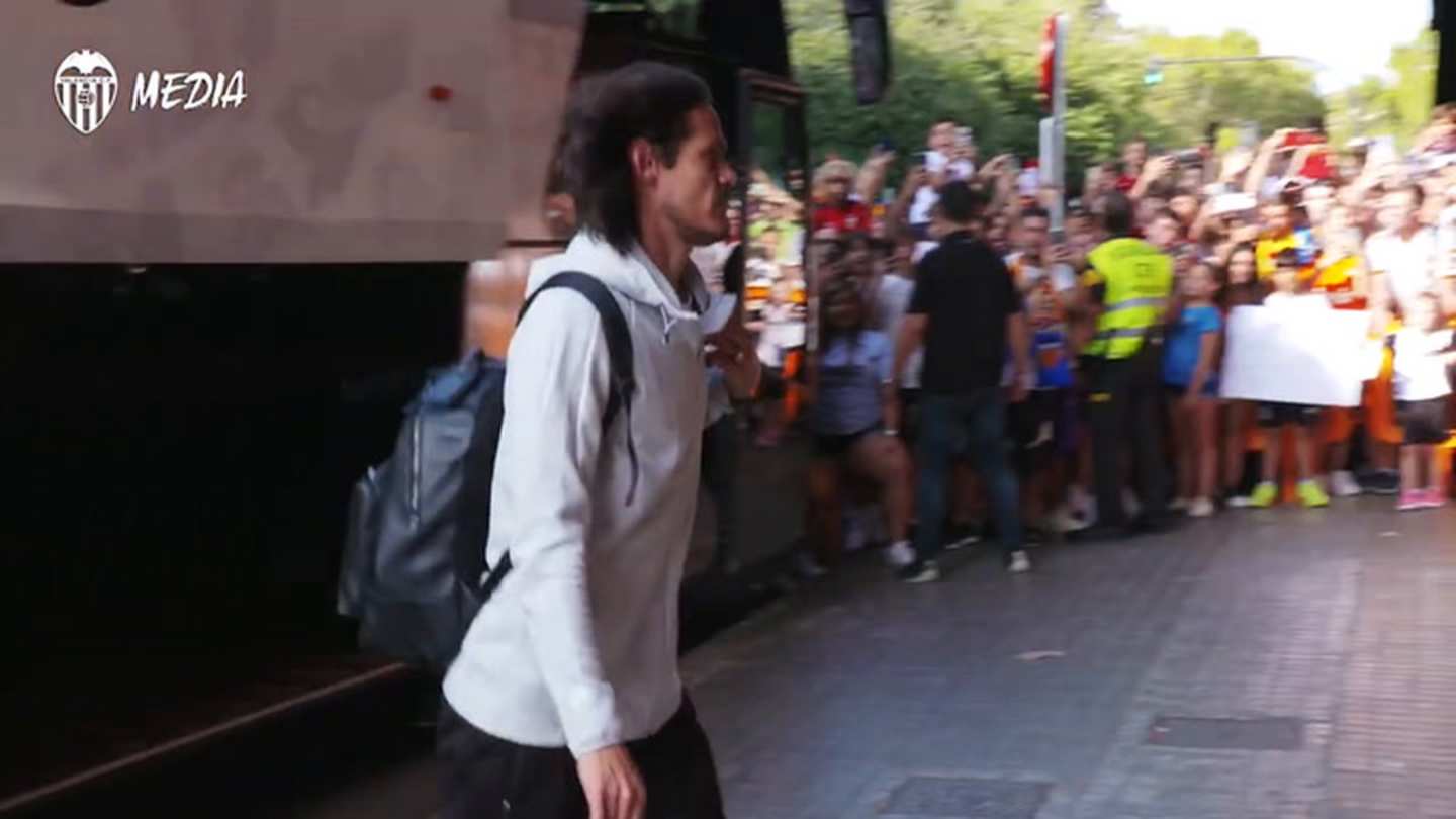 Behind the scenes: Cavani's debut at Valencia - Soccer - OneFootball on ...