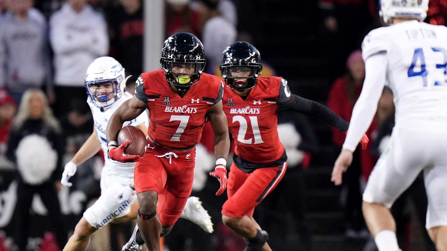 UC Moves to No. 19 in AP Poll, Stays at No. 21 in Coaches Poll - All Bearcats