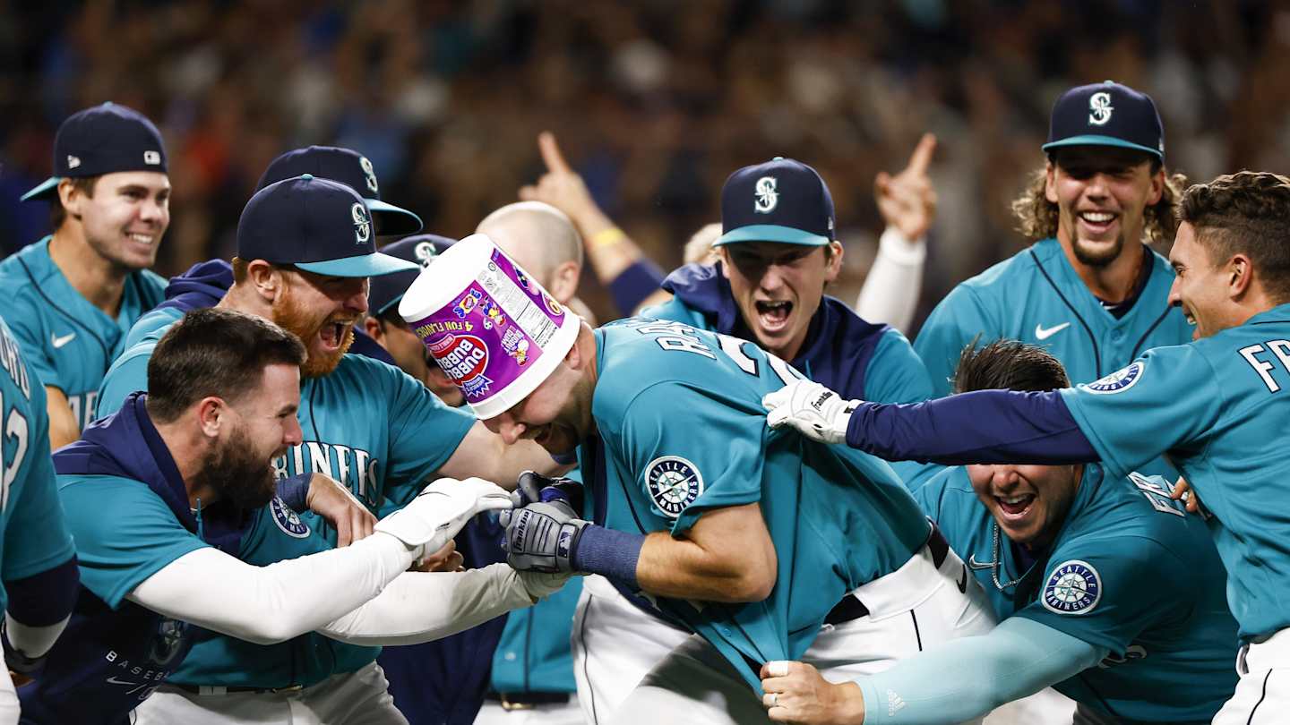 WATCH: Walk-Off HR Sends Mariners to Playoffs for First Time in 21 ...