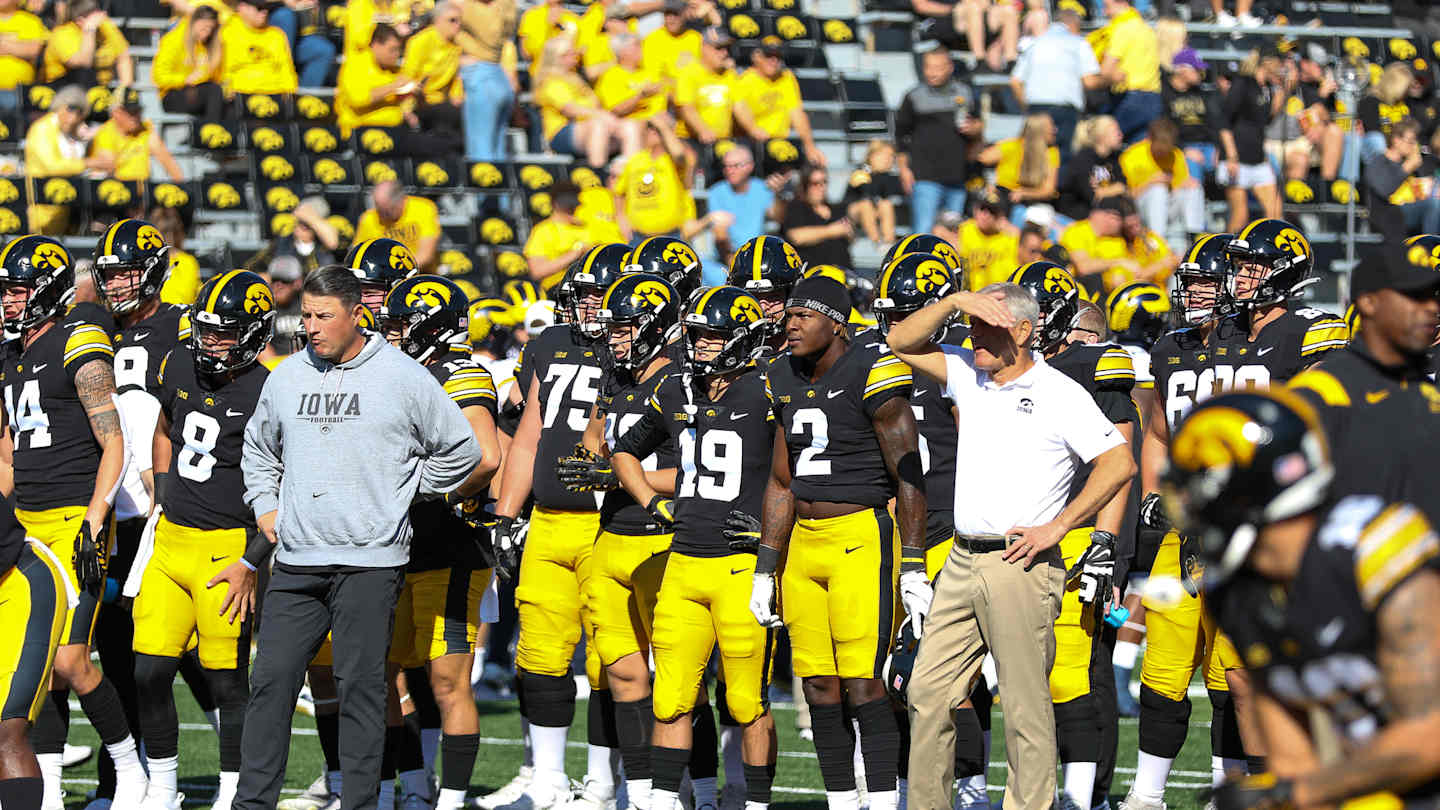 Howe: Iowa's Offense Better Be Better - Sports Illustrated Iowa ...