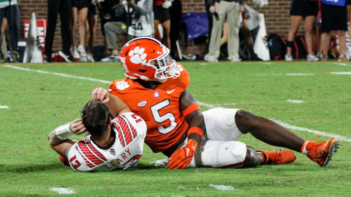 KJ Henry Grateful for Clemson Tigers' Crock Pot Mentality Under Dabo ...