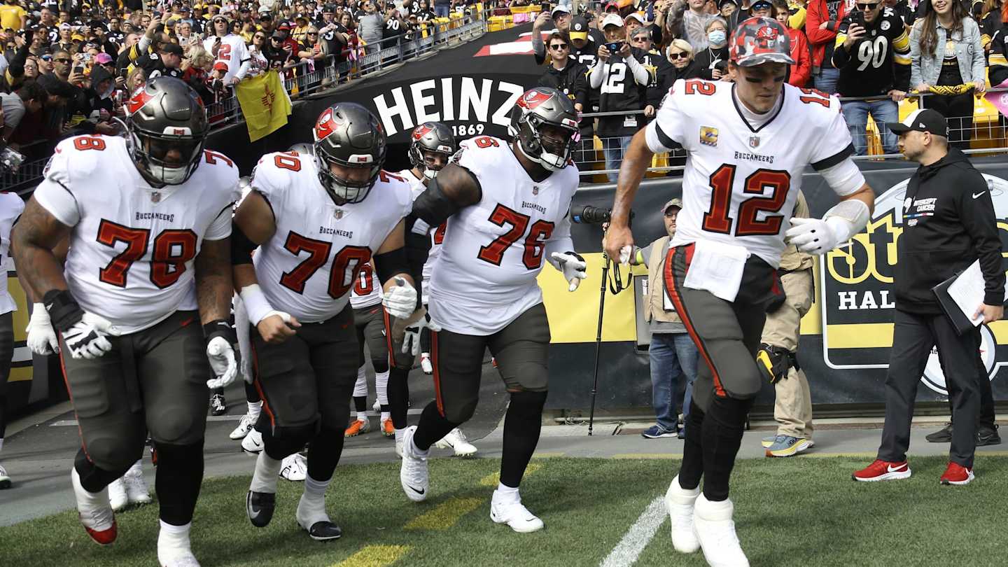 Tom Brady Chews Out Bucs Offensive Line During Game vs. Steelers (Video ...