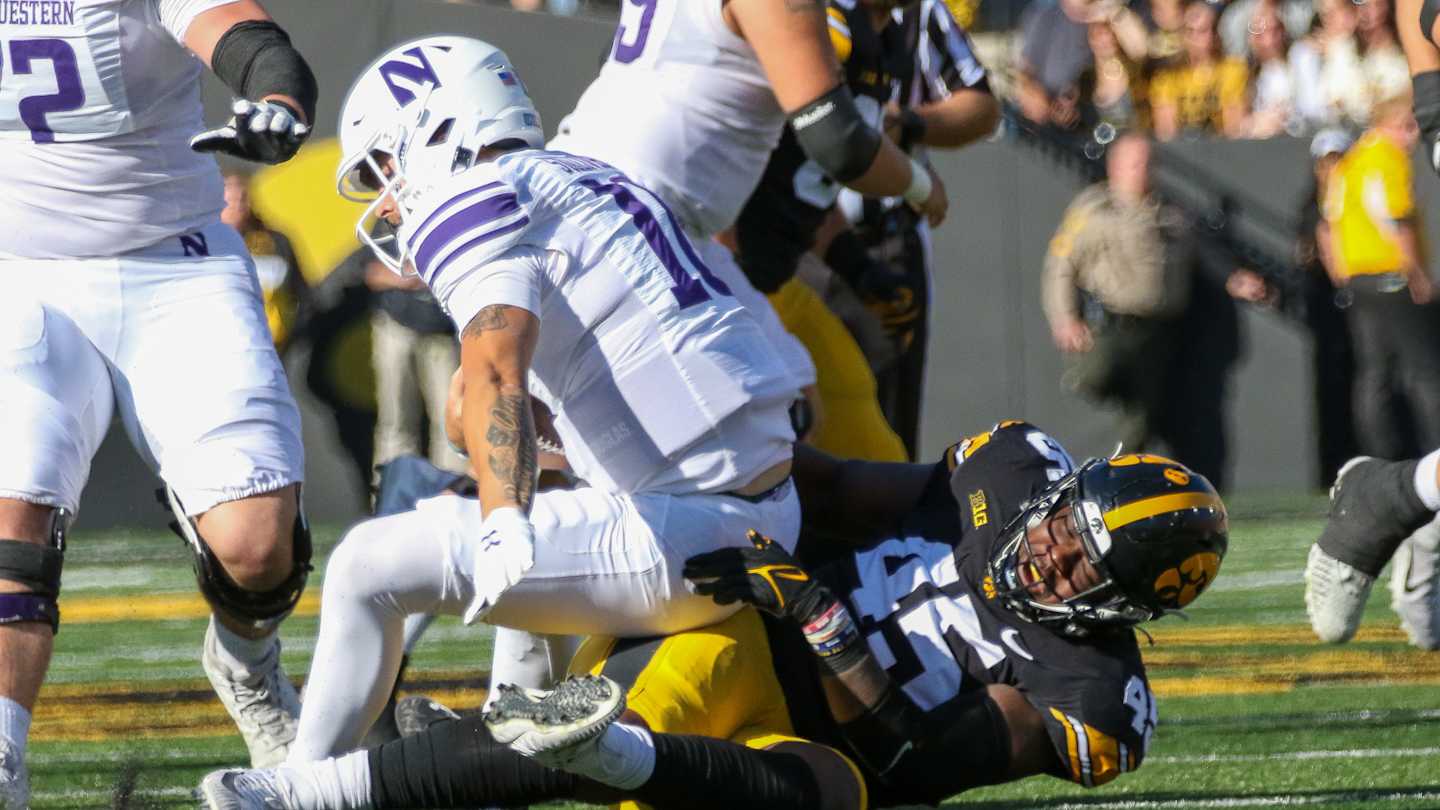 Deontae Craig Embraces Being Veteran Player - Sports Illustrated Iowa ...