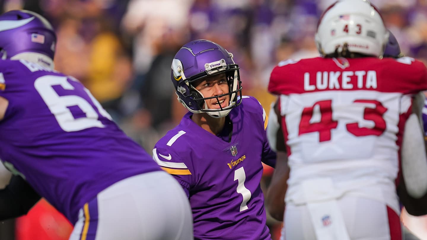 No kicker controversy: Greg Joseph re-signs with Vikings - Sports ...
