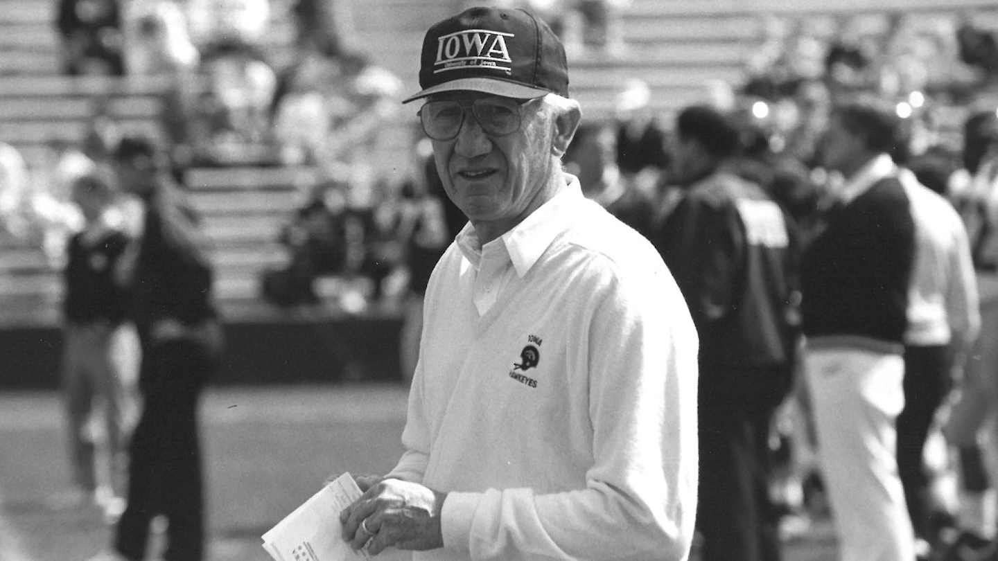 Bill Brashier Helped Hayden Fry Rebuild Hawkeyes - Sports Illustrated ...