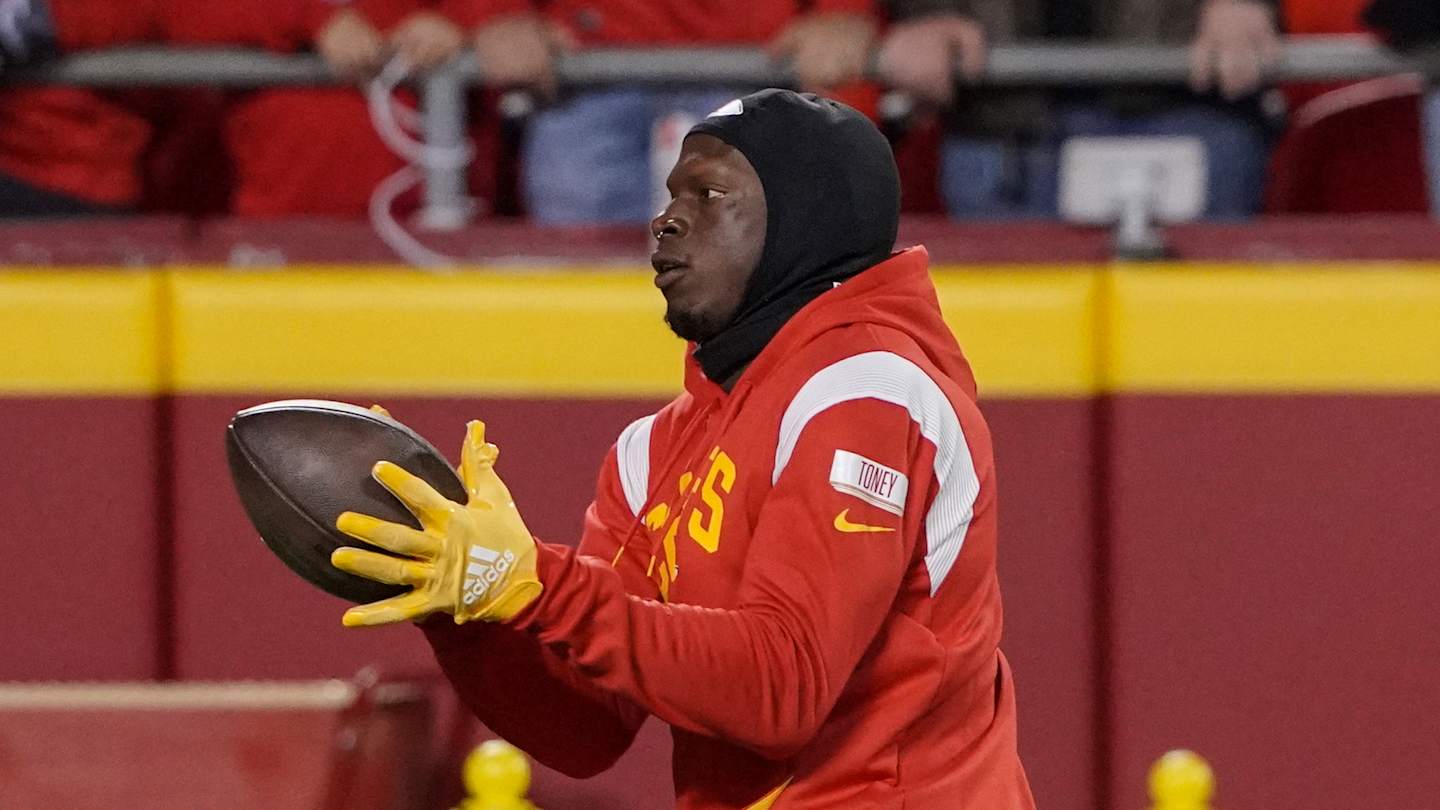 KC Chiefs WR Kadarius Toney Exits Game vs. LA Chargers With Injury ...