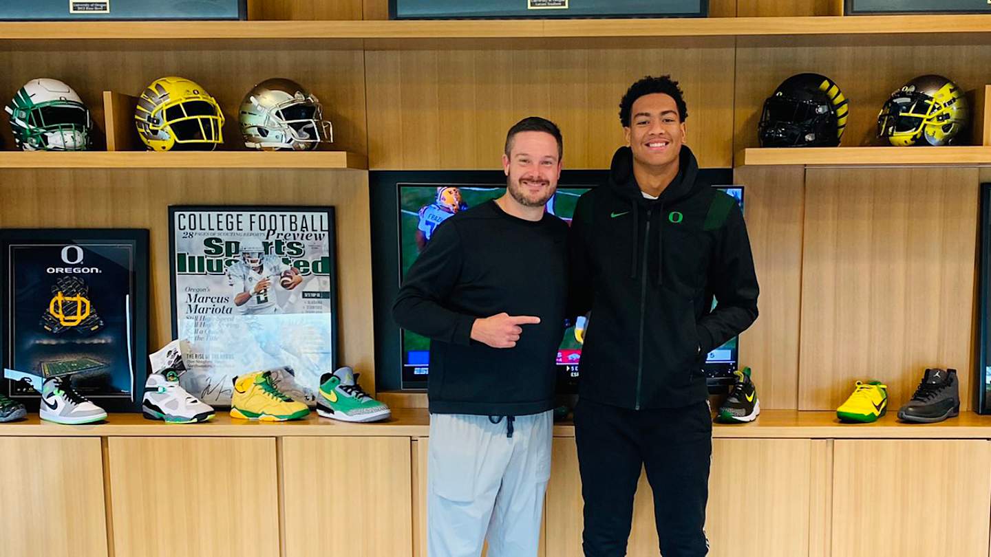 Oregon Recruiting: Oregon Continues Surging for Five-Star EDGE Elijah ...