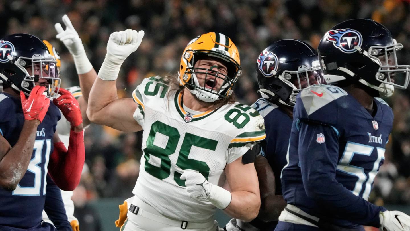 NFL World Reacts to the Snow at Packers–Titans Game - Sports Illustrated