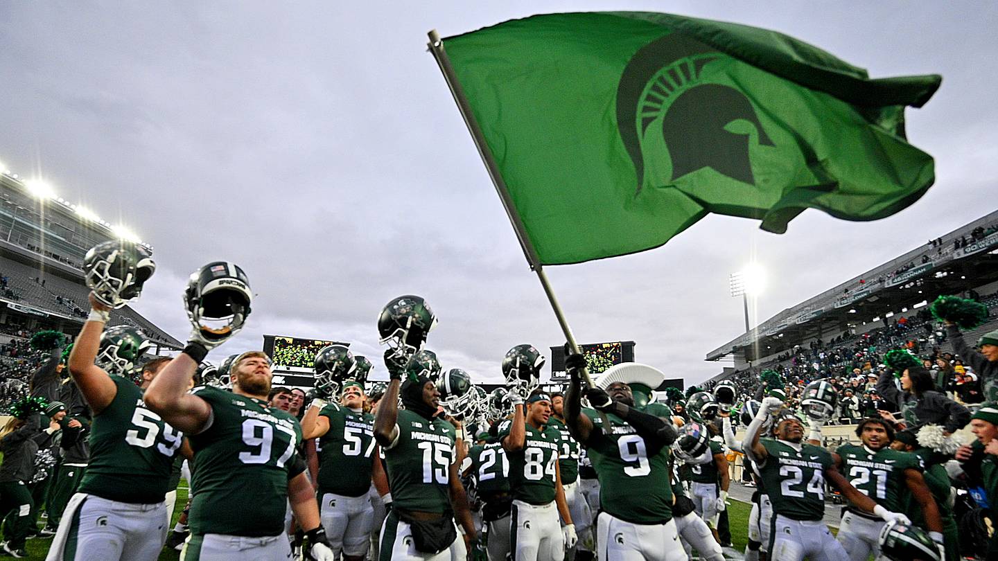 Michigan State Fans Get Into Snowball Fight in Stands During Game ...