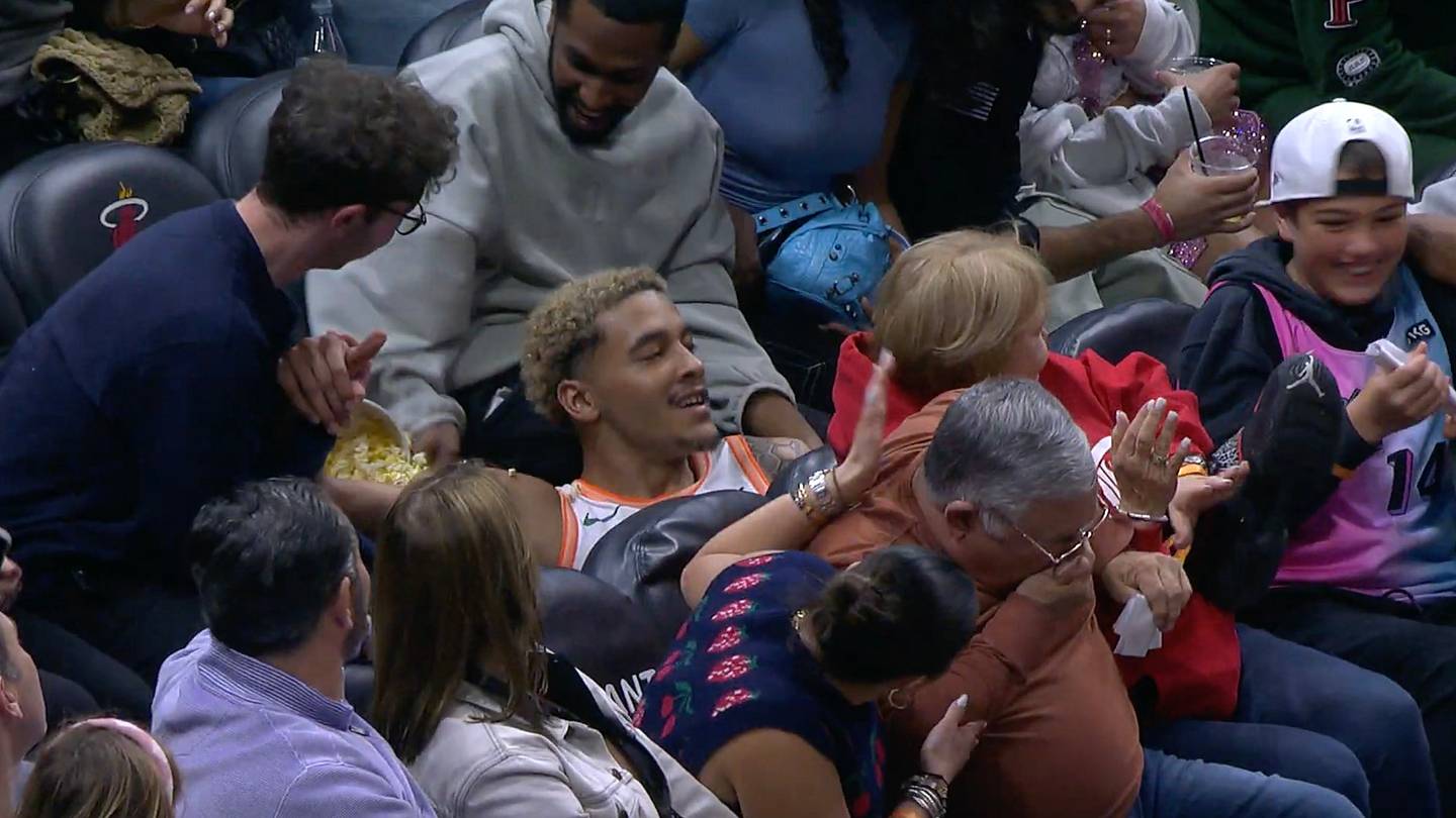 Spurs’ Jeremy Sochan Munched on a Fan’s Popcorn After Falling Into the ...