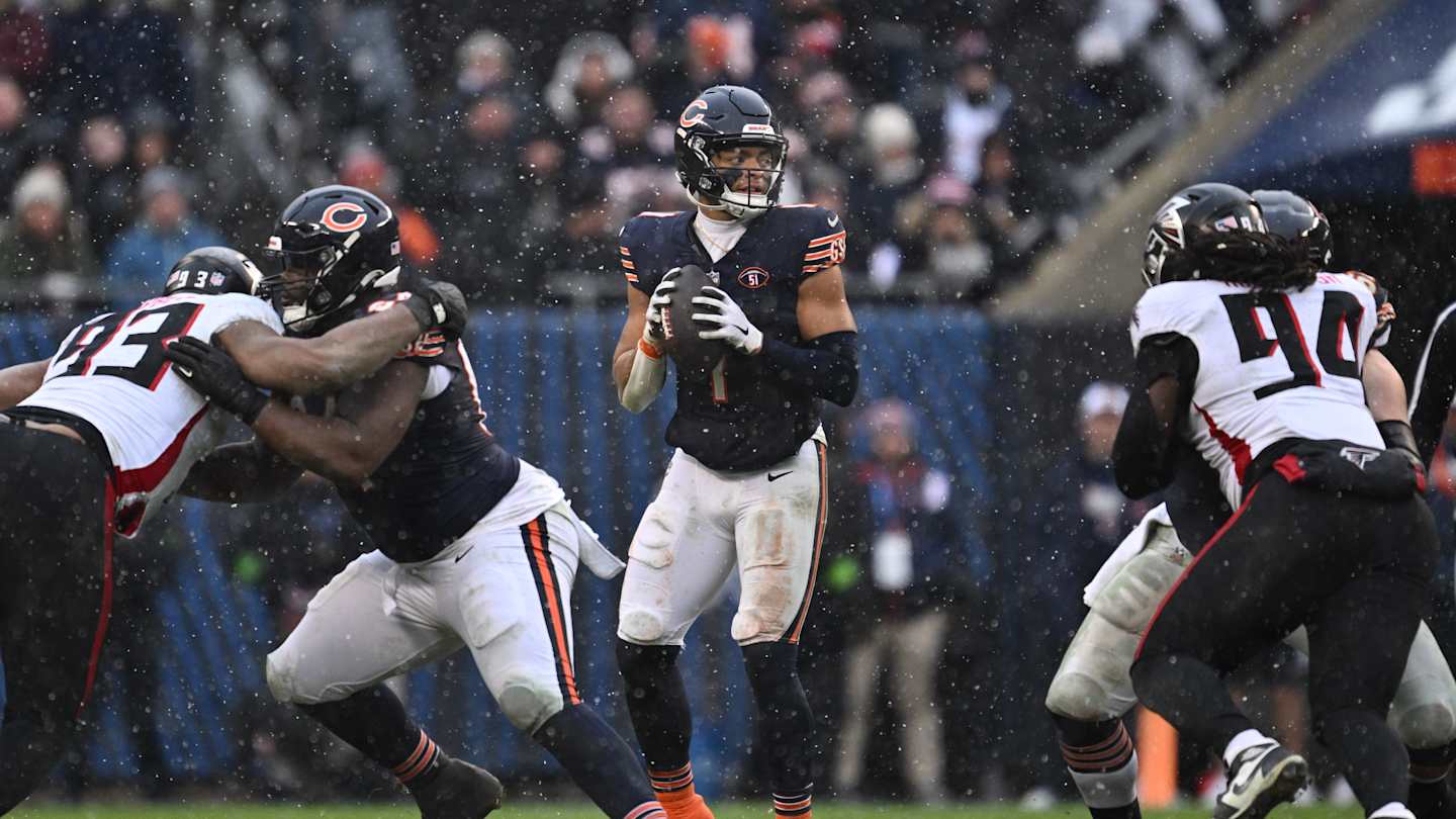 Oddsmakers see different favorite in Justin Fields derby - Sports ...