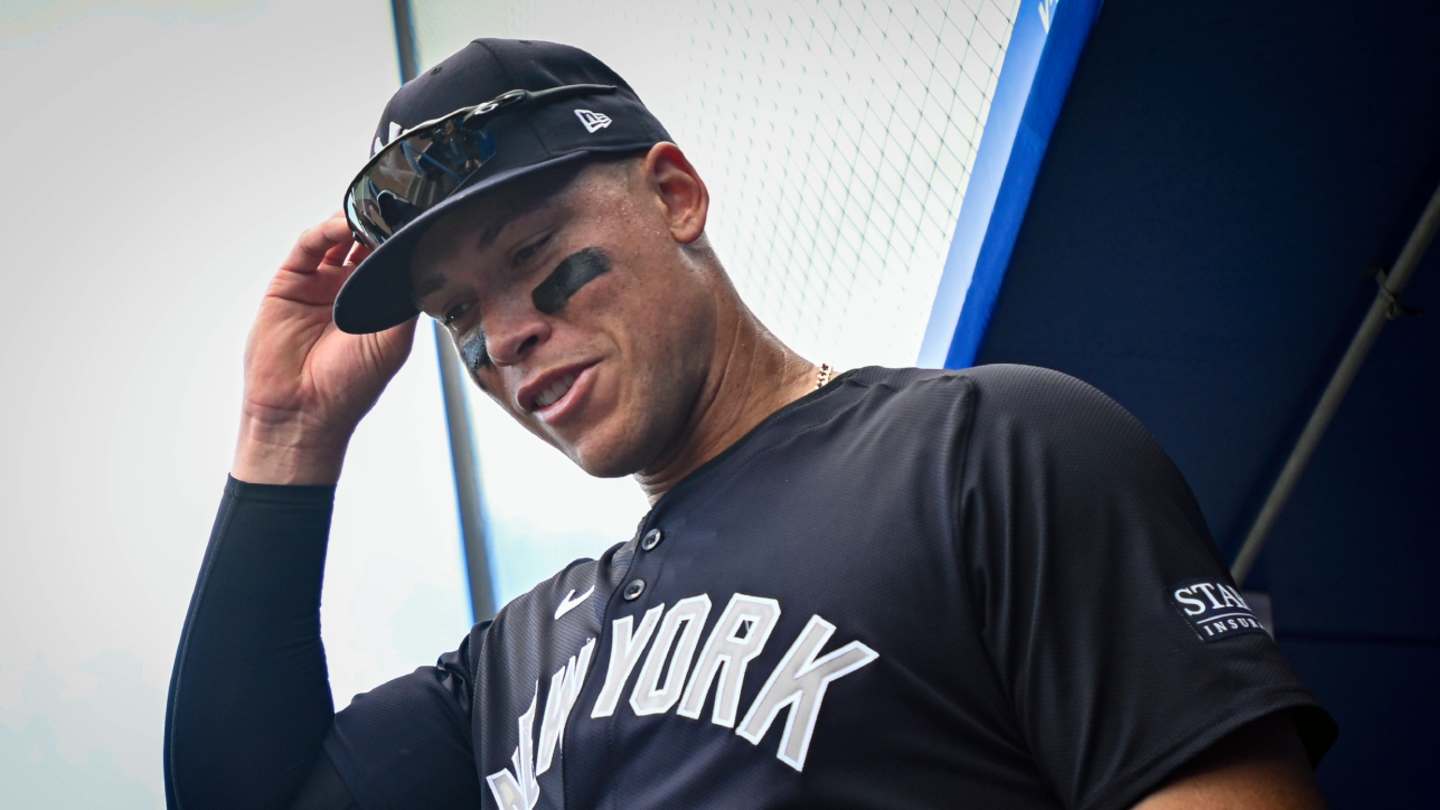 Anthony Rizzo Poses as Yankees Reporter, Jokingly Ribs Aaron Judge for ...