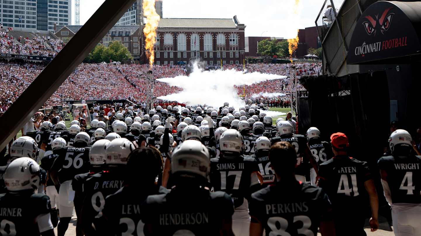 Cincinnati Bearcats Football Defenders Derrick Canteen, Kye Stokes ...