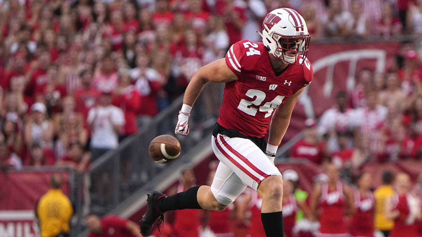 #24 Hunter Wohler: Wisconsin Badgers' Player Spotlight- A Blend of ...