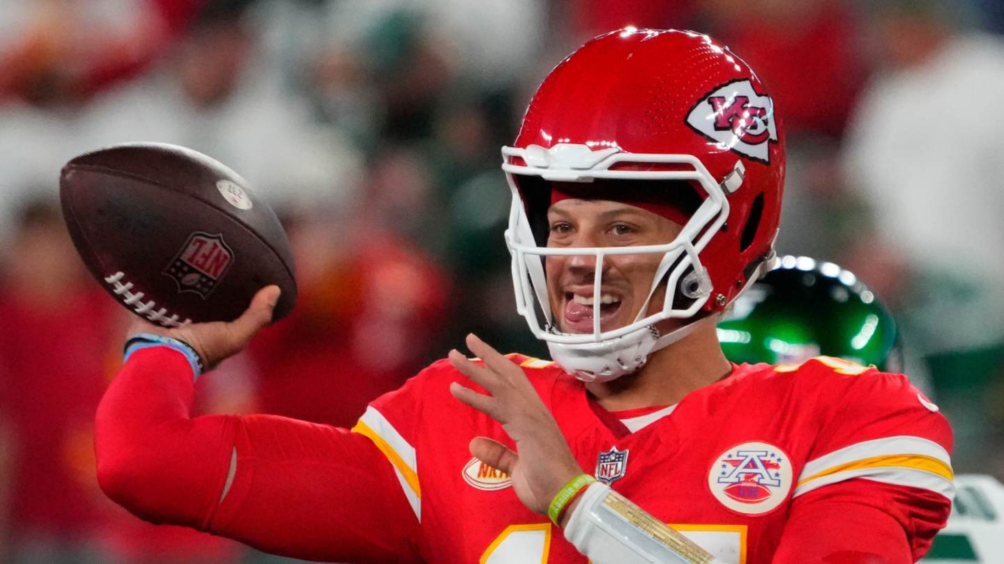 Patrick Mahomes Has Great Admiration for Ravens’ Lamar Jackson: ‘He’s ...