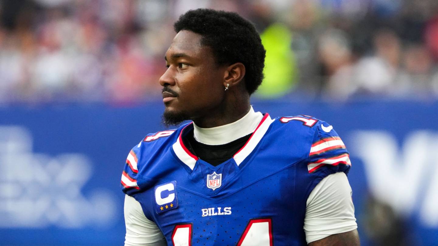Bills’ Stefon Diggs Was Seen Angrily Spiking a Tablet During ...