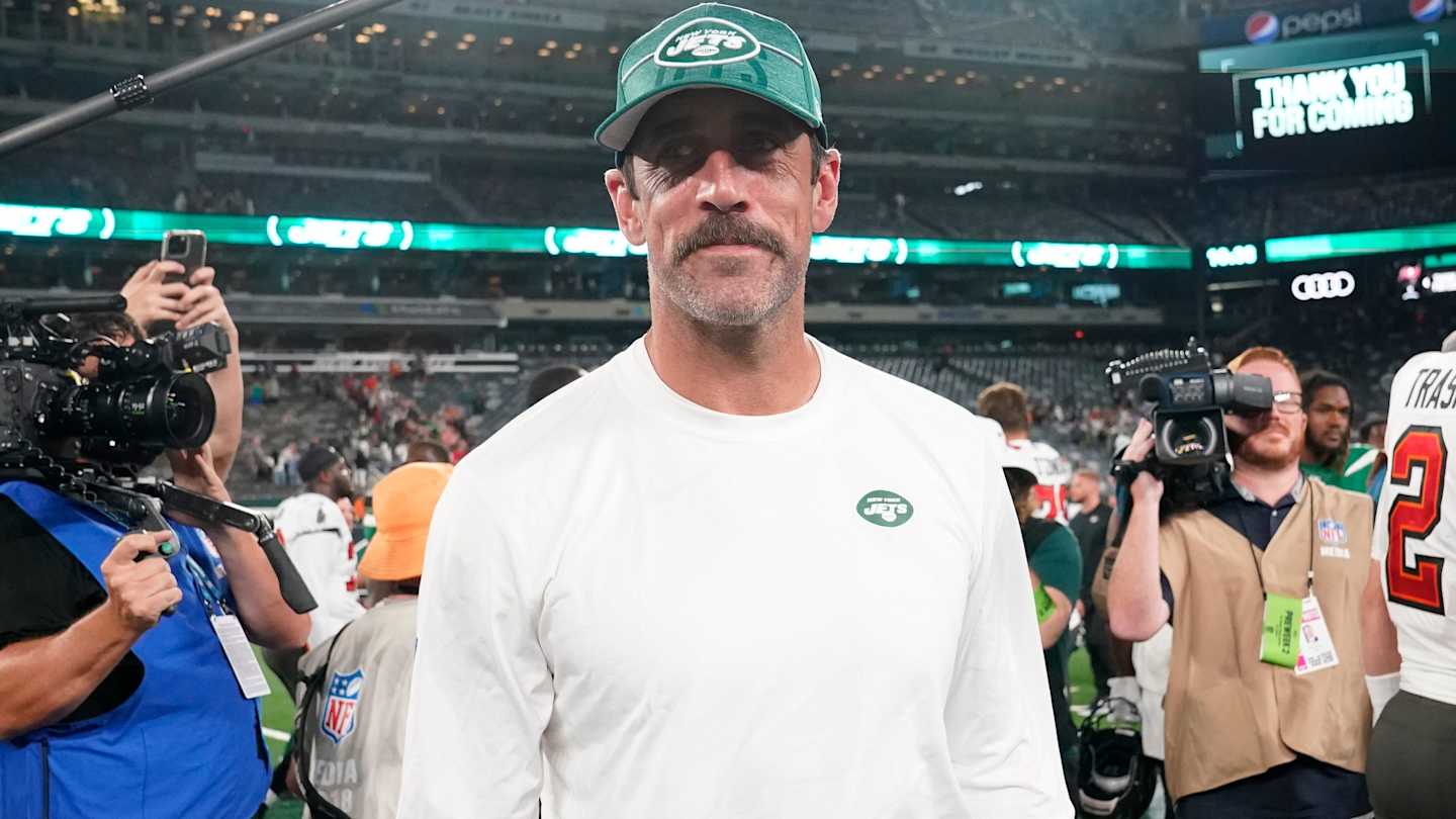 Aaron Rodgers Looked Good Walking Without Crutches at Eagles-Jets Game ...
