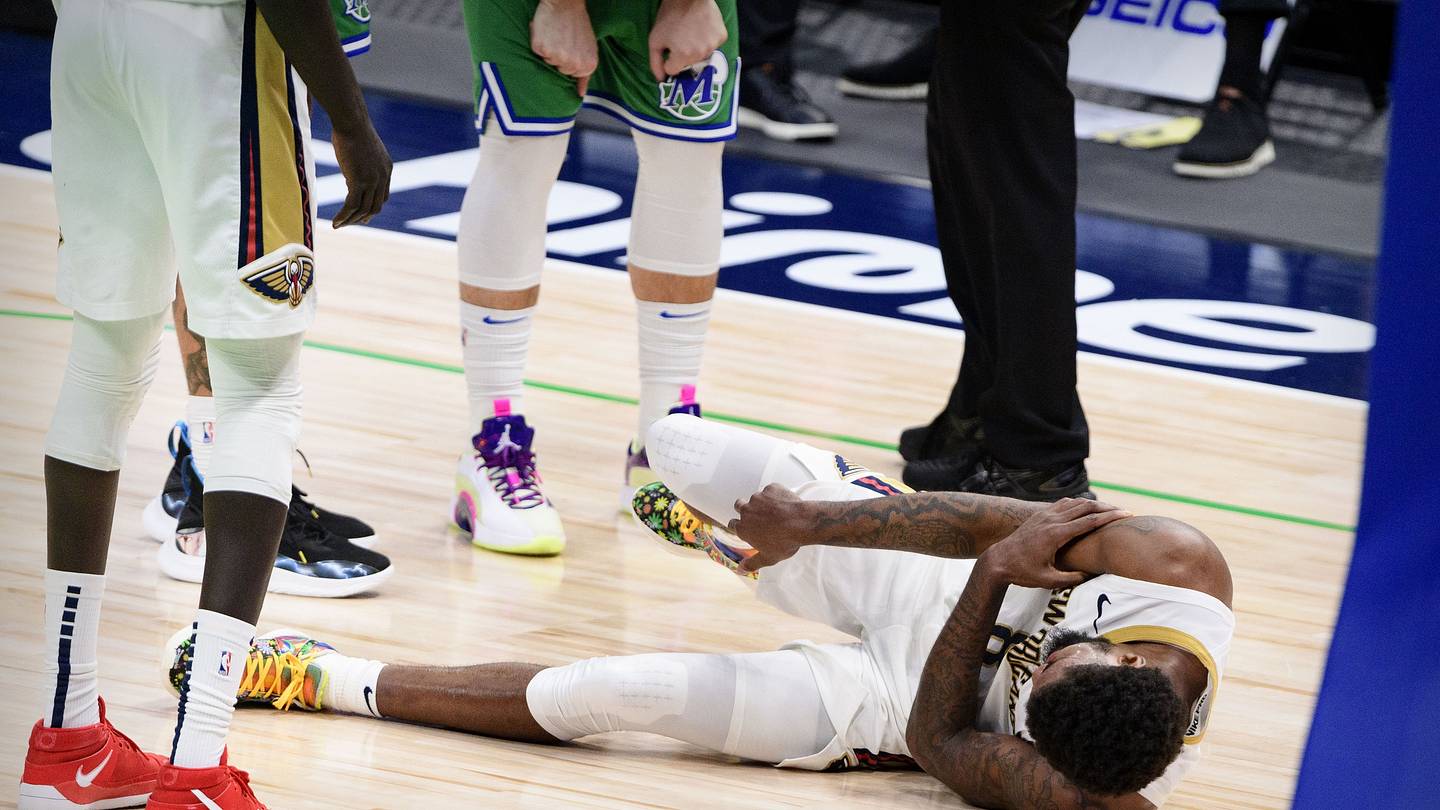 Key Player Injured In Pelicans-Hawks Game - Fastbreak on FanNation