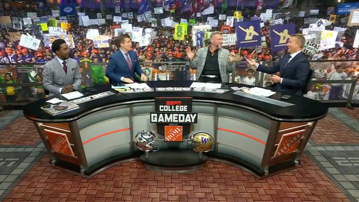 Salty ‘College GameDay’ Fans Serenaded Oregon’s Mascot With Vulgar ...
