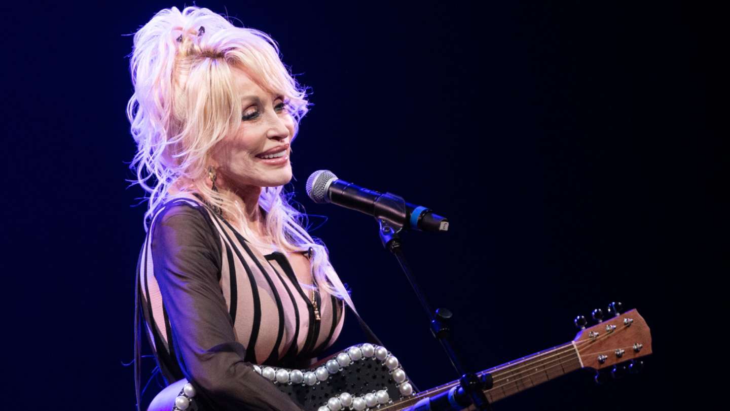 Dolly Parton to Perform at Dallas Cowboys’ Thanksgiving Game Halftime ...