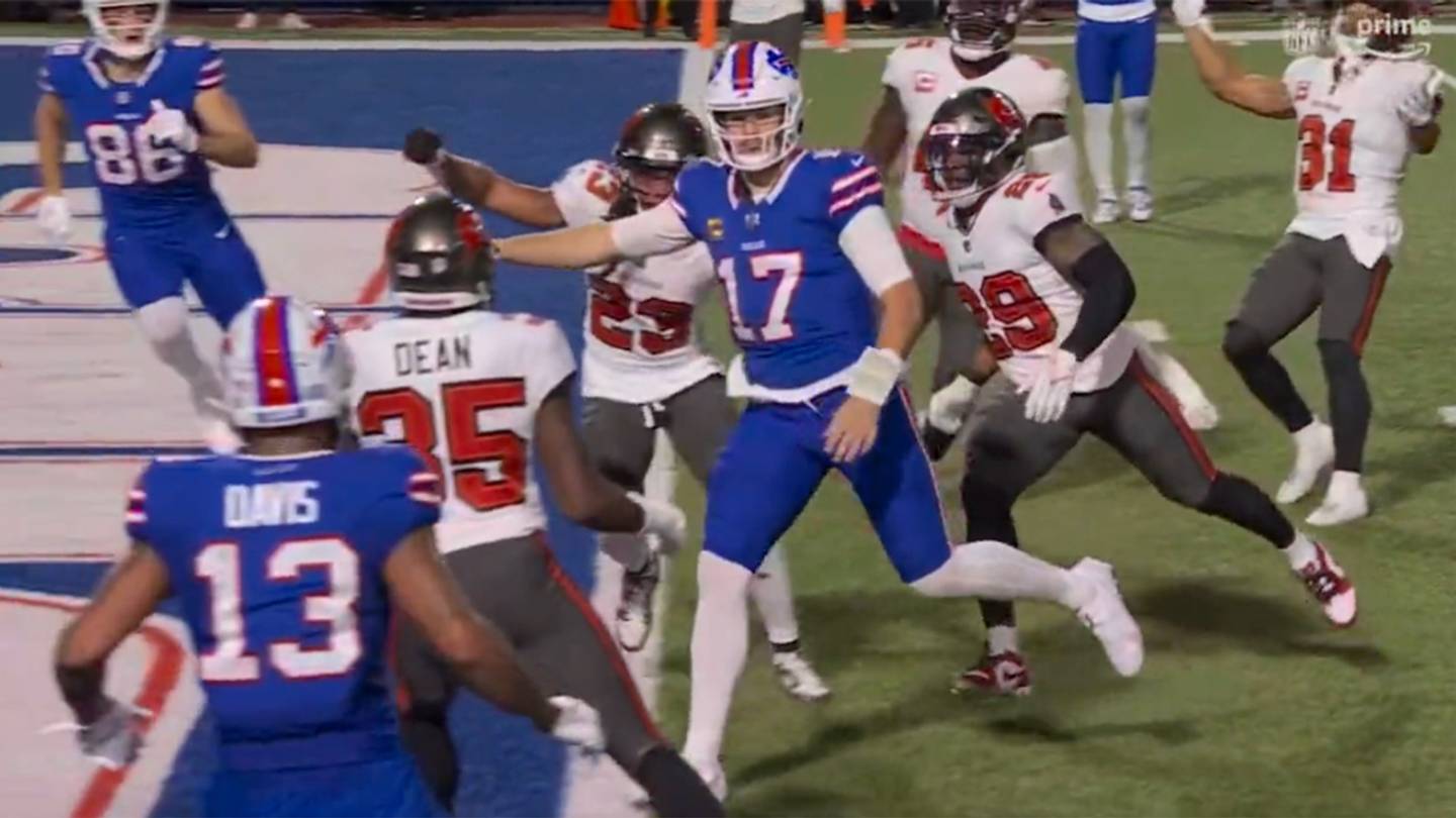 Bills’ Josh Allen Coolly Stared Down Buccaneers Defender While Scoring ...