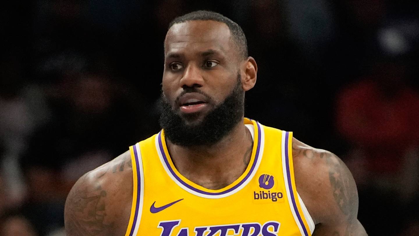 LeBron Takes Shots at ‘That Team Up North,’ Trolling Michigan Amid Sign ...