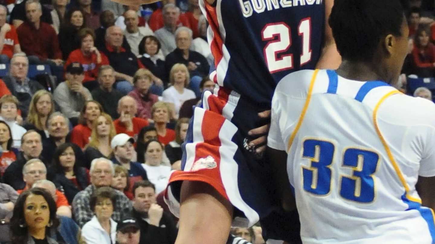 Robert Sacre thinks Courtney Vandersloot is the greatest Zag of all ...