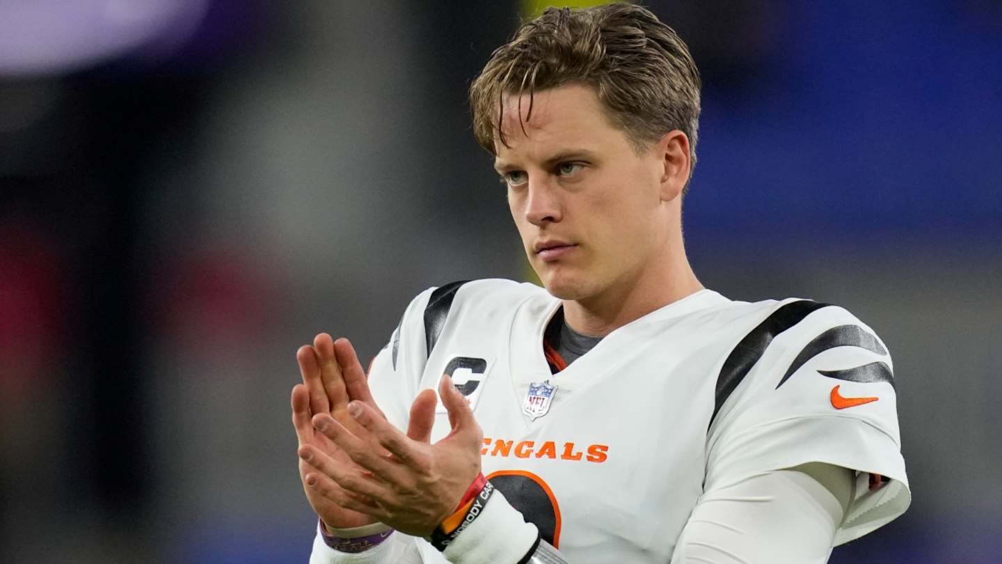 Bengals’ Joe Burrow Heads to Locker Room After Dealing With Pain in ...